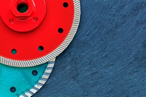 회색 화강암의 배경에 대 한 빨간색과 에메랄드 색상의 여러 다이아몬드 절단 바퀴 강철에 대한 스톡 사진 및 기타 이미지 강철 구경 규모 Istock