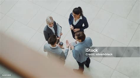 있는 사업 사람들의 그룹의 상위 뷰 맞는 비즈니스 센터 실내의 로비에 금융 그래프에 대해 위에에 대한 스톡 사진 및 기타 이미지 위에 협력 로비 건축물 특징 Istock