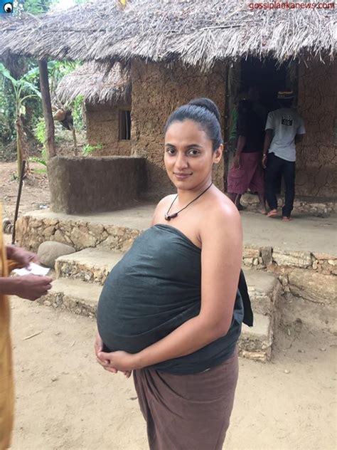 හිද්දලයා ෂූටින් වලදි උදාරි ‘ගැමි බිකිනියට‘ බැහැලා Photos