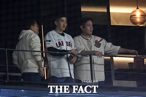 붕어빵 장남 정해찬과 응원하는 정용진…훈훈한 부자지간 [tf포착] 포토 기사 더팩트