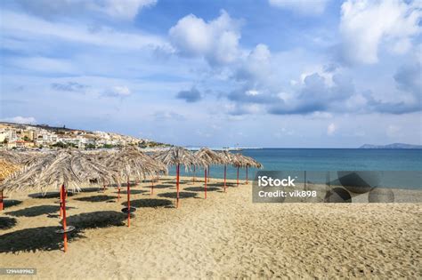 검역 후 관광객을 기다리고 밀짚 우산사막 해변 환상적인 백사장과 바다 아름다운 여름 전망 바다 풍경 휴식 장소 섬 크레타 그리스 텍스트에 대한 여유 공간입니다 0명에 대한