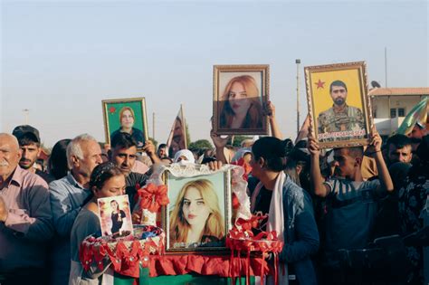 المئات من أهالي إقليم الجزيرة يشيعون جثامين 5 شهيدات في مدينة الحسكة