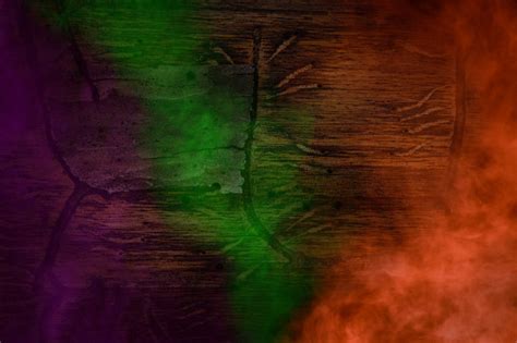 보라색 녹색과 주황색 빛깔의 신비한 안개 투명 하 고 유령 덮여 소나무 트렁크 신비 패턴 반란에 대한 스톡 사진 및 기타 이미지 반란 유혹 0명 Istock