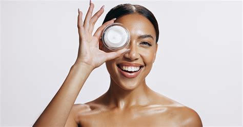 여성 스킨 케어 및 초상화와 크림 화장품 및 자외선 차단제 제품과 함께 미소에서 아름다움 흰색 배경 얼굴 및 피부는 스튜디오에서 환경 친화적이고 노화 방지 페이스 로션으로