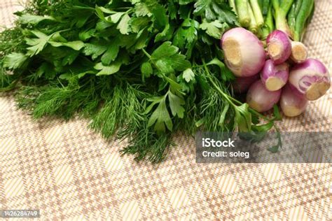 녹색 딜과 파슬리 소박한 체크 무늬 테이블 천에 봄 양파 신선한 야채와 건강 식품의 개념 0명에 대한 스톡 사진 및 기타 이미지 Istock