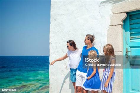 그리스의 미코노스 섬의 전형적인 그리스 전통 마을 거리에서 부모와 아이들 가족에 대한 스톡 사진 및 기타 이미지 가족 거리