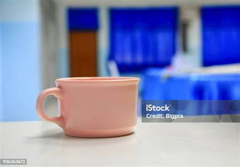 커피 컵 세미나 컨퍼런스 룸 배경에서 분홍색입니다 필드의 얕은 깊이 초점을 선택 0명에 대한 스톡 사진 및 기타 이미지 0명