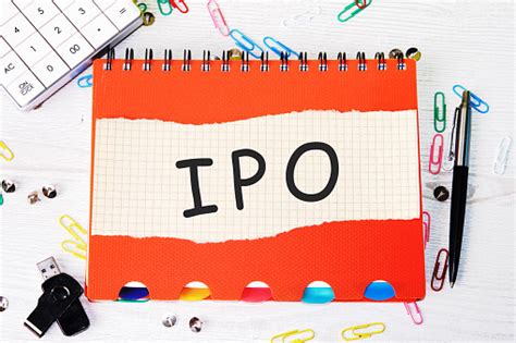 Ipo라는 단어의 개념은 테이블 위의 노트북에 누워있는 종이에 쓰여졌습니다 0명에 대한 스톡 사진 및 기타 이미지 0명 Launch Party 개념 Istock