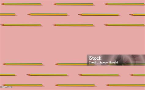 학교로 돌아 가기 파스텔 핑크 배경에 노란색과 파란색 연필의 창의적인 패턴 구성 미니멀리스트 학교 개념으로 돌아갑니다 트렌디한