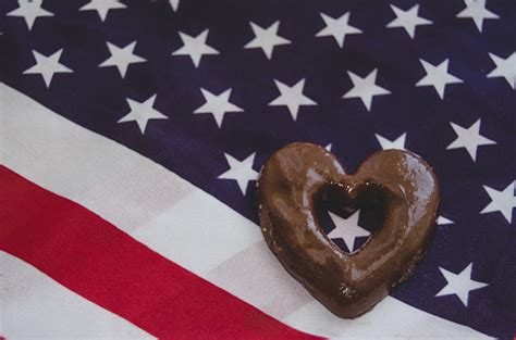 나무 테이블 행복 기념일에 심장 모양의 비스킷 및 미국 국기입니다 0명에 대한 스톡 사진 및 기타 이미지 0명 7월 7월 4일 Istock