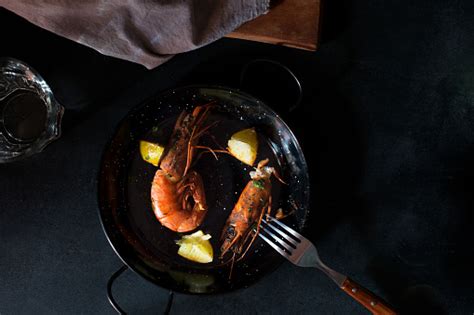 불에 구워진된 타이거 새우 양념과 라임입니다 지중해 주방에서 구운된 해산물입니다 상위 뷰 건강한 생활방식에 대한 스톡 사진 및 기타 이미지 Istock