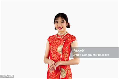 흰색 배경에 고립 된 빨간색 전통 동양 의상을 입은 아시아 여성 중국 새해 컨셉 스타일 드레스에 대한 스톡 사진 및 기타 이미지 드레스 빨강 중국 문화 Istock