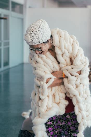 Es Argentina Y Visita Cárceles De Uruguay Para Enseñarles A Tejer Sin