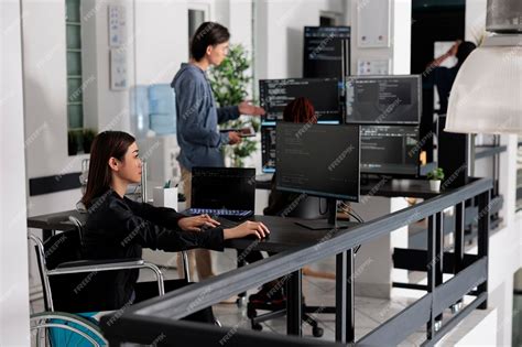 Premium Photo Focused Software Developer In Wheelchair Writing Server