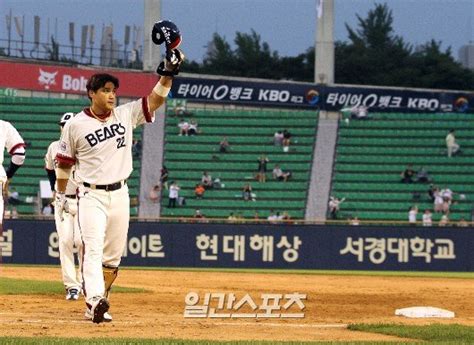 포토 홍성흔 2000 안타 감사 인사 네이트 스포츠