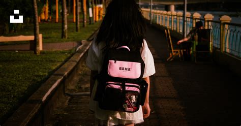 보도를 걸어가는 분홍색 배낭을 메고 있는 소녀 사진 Unsplash의 무료 소녀의 뒷면 이미지