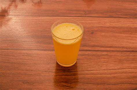 나무 테이블의 유리 유리에 얼음이없는 천연 오렌지 주스 개념 노란 과일 자연 건강 신체를위한 비타민과 독감에 대한 도움 0명에