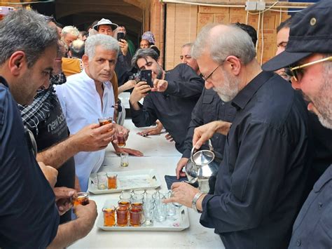 آخرین خبر عکس خدمت علی لاریجانی در یکی از موکب‌های مسیر پیاده‌روی به زوار اربعین