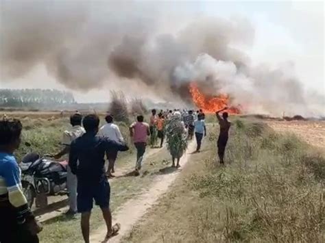 Wheat Crop Of 15 Bighas Of Three Farmers Burnt To Ashes जालौन में