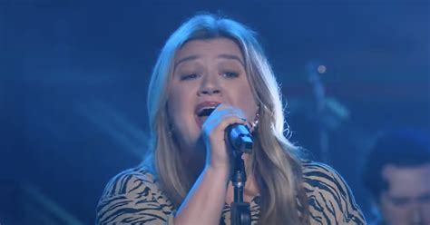 Watch Kelly Clarkson Cover Rihannas Umbrella For Kellyoke Popsugar