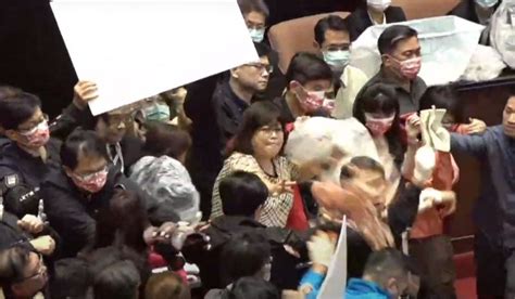 議場內丟豬內臟問政！媒體人：國民黨找「這3人」才有救 政治快訊 要聞 Nownews今日新聞