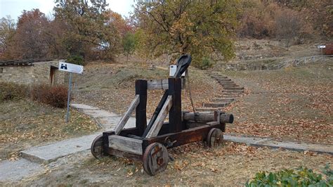 무료 이미지 Hotalich 요새 Catpult 나무 이파리 잔디 돌 중세 도시 자연 표 식물 차량 자동차 타이어 목재 노면 경치 가스