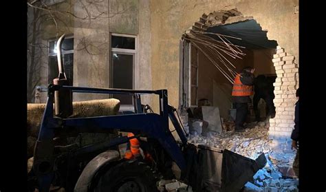 В Саратове пьяный водитель грузовика протаранил дом а потом убегал от ГИБДД