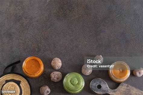 카나리아 제도 인기있는 요리 파파스 Arrugadas 모조 피컨 레드 핫 소스 모조 베르데 그린 소스와 알모그로테 콘크리트