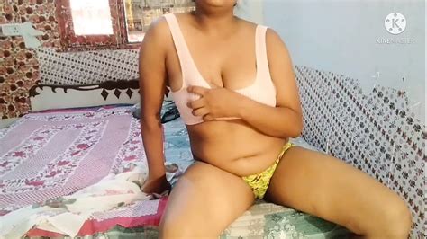 큰 가슴과 보지를 보여주는 Desi bhabhi xHamster