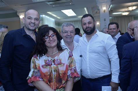 Pokret Snaga Srbije Bk Богољуб Карић је уз једногласну подршку и овације 400 делегата из целе