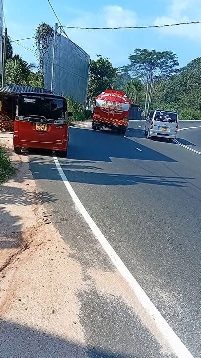 තෙල් බවුසරේ හෙමින් කන්ද අදින අතර අනෙක් වාහන වැරැදි තැන වුනත් ඉස්සර කරනවා News Youtube