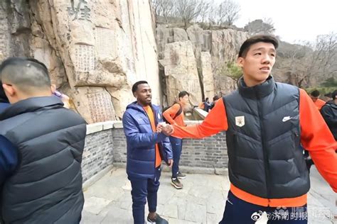 动作相当逼真，泰山球迷鼓励费南多：小摩托加起油门使劲冲啊pp视频体育频道