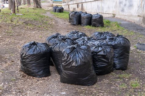 도시 건물 근처 길가에 플라스틱 쓰레기 봉투 더미 거리에 쓰레기 봉투 검은 쓰레기 봉투 따르기에 대한 스톡 사진 및 기타 이미지 따르기 쓰레기 쓰레기 처리장 Istock