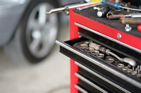 자동차 서비스 상점이나 차고에서 수리 도구 차량의 진단 유지 보수 및 수리 자동차 정비사를위한 전문 장비 및 장치 0명에 대한