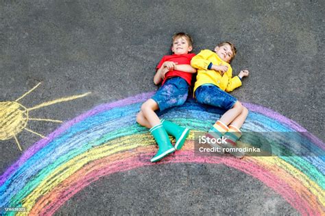 전염병 코로나 바이러스 검역 중 땅에 다채로운 분필로 그려진 무지개와 두 학교 아이 소년 아이들은 단어와 함께 무지개를 그리는 하자 모두 잘하자 2명에 대한 스톡 사진 및