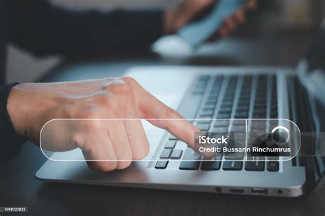 노트북 및 데이터 검색 기술 검색 엔진 최적화 비즈니스 사람들은 정보를 검색하기 위해 랩톱이나 컴퓨터 키보드에 타이핑하는 손 웹 브라우저에서 정보를 검색하는 인터넷 가상