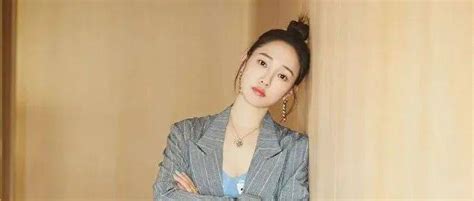 消失3年，白百何又支棱起来了？27岁逆袭成票房女王，曾陷丑闻被骂退圈，如今凭毒舌再上热搜：我没怂，我还在张艺谋小妞郑有恩