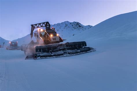 눈 손질 기계 황혼에 스키 슬로프를 준비 합니다 프렌치 알프스의 겨울 스키 리조트 라 플 라뉴 0명에 대한 스톡 사진 및 기타 이미지 Istock