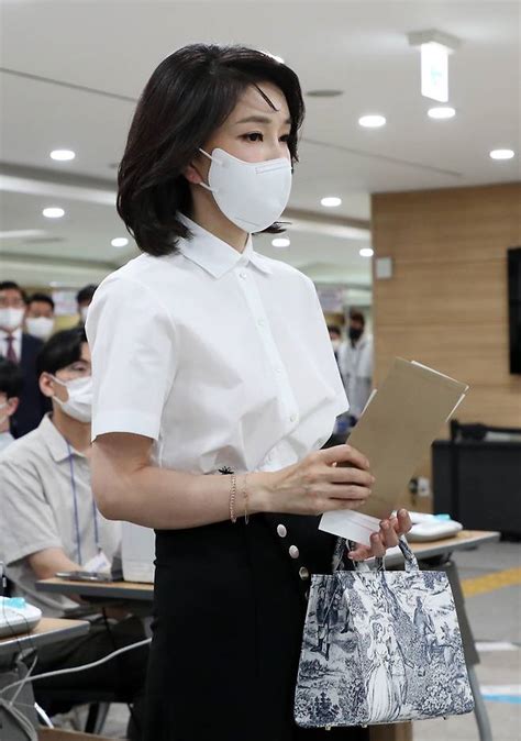 김건희 여사 블라우스·신발·재킷까지유독 애용한 브랜드는