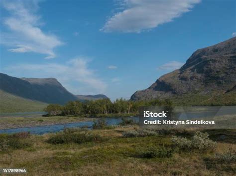 야생 Tjaktjajakka 강과 작은 자작 나무 숲 섬과 산이있는 Kaitumjaure 호수의 합류 쿵슬레덴 하이킹 트레일에서 여름의 라플란드 자연 풍경 0명에 대한 스톡