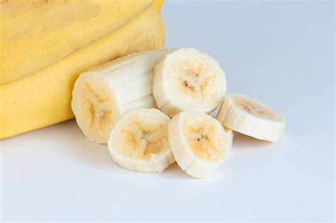 잘 익은 바나나 조각으로 잘라 흰색 배경입니다 공간을 복사합니다 0명에 대한 스톡 사진 및 기타 이미지 0명 건강한 생활방식 건강한 식생활 Istock