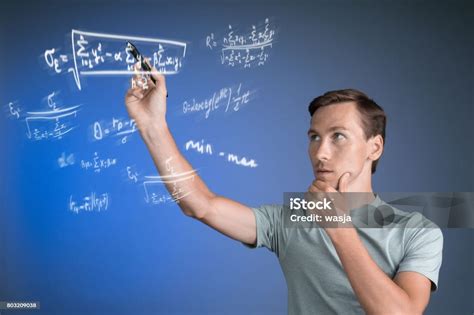 남자 과학자 또는 다양 한 고등학교 수학과 과학 수식 작업 하는 학생 Stem 주제에 대한 스톡 사진 및 기타 이미지 Stem 주제 개념 검사 보기 Istock