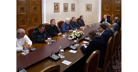 Радев Отлагането на либерализацията на пазара на ток е правилна стъпка