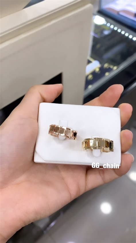 금광체인 양면할로우팔찌🤟 한 디자인으로 두가지로 착용가능한 양면 할로우 신상 ️ 뒷면은 민자 앞면은 도트 컷팅 컷팅 디자인으로 너무 이쁜 디자인🤭 18k 969돈