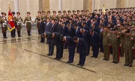 사진으로 보는 김정은 국무위원장 행보 `김정일 사망 12주기` 금수산태양궁전 참배하는 김정은 국무위원장 Zum 뉴스