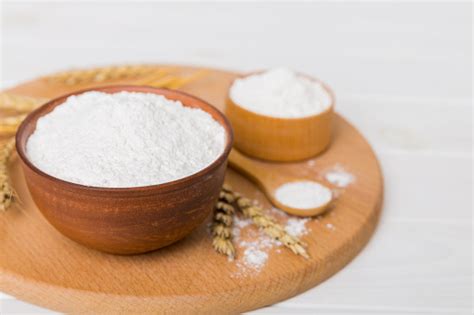 색깔이있는 배경에 밀 스파이크 렛이있는 나무 그릇에 밀가루를 평평하게 놓습니다 세계 밀 위기 0명에 대한 스톡 사진 및 기타 이미지 Istock