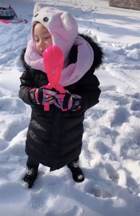 贾乃亮晒女儿冻到咳嗽，甜馨打雪仗变表情包，果然是“综艺一姐” 360娱乐，你开心就好