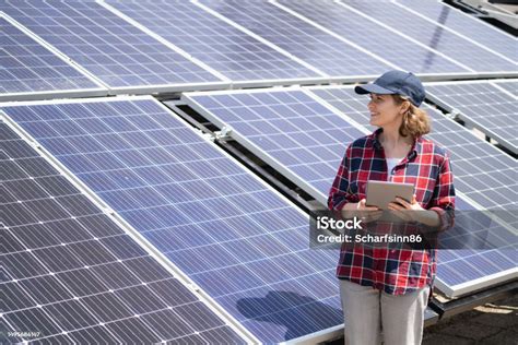 태양광 발전소를 배경으로 디지털 태블릿을 들고 있는 여자 35 39세에 대한 스톡 사진 및 기타 이미지 35 39세 건설 산업 검사 보기 Istock