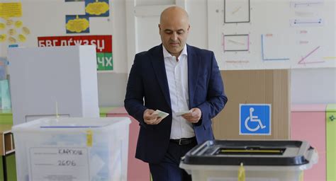 КОВАЧЕВСКИ РАЗОЧАРАН ОД РЕЗУЛТАТОТ НА ПАРЛАМЕНТАРНИТЕ ИЗБОРИ НАЈАВИ ДЕКА СДСМ ЌЕ БИРА НОВ