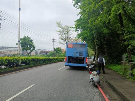 客運拋錨路中 基警主動協助疏導排除 蕃新聞